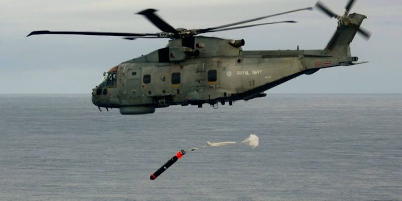 Les hélicoptères du HMS Queen Elizabeth lancent des torpilles - Zone Armée